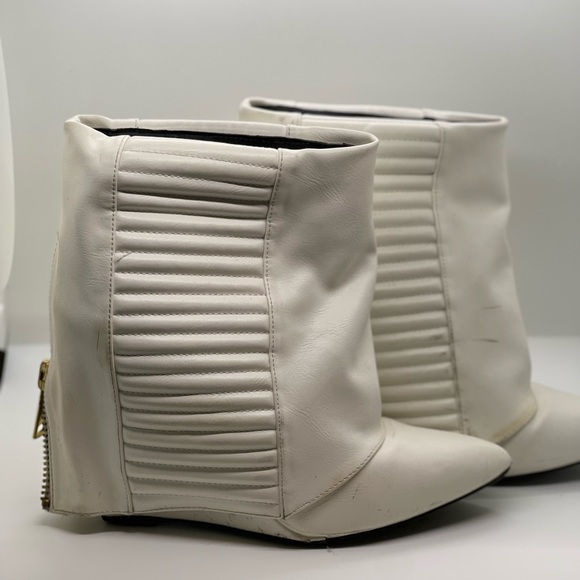 AKIRA | Shoes | Akira Short White Leather Booties | Poshmark